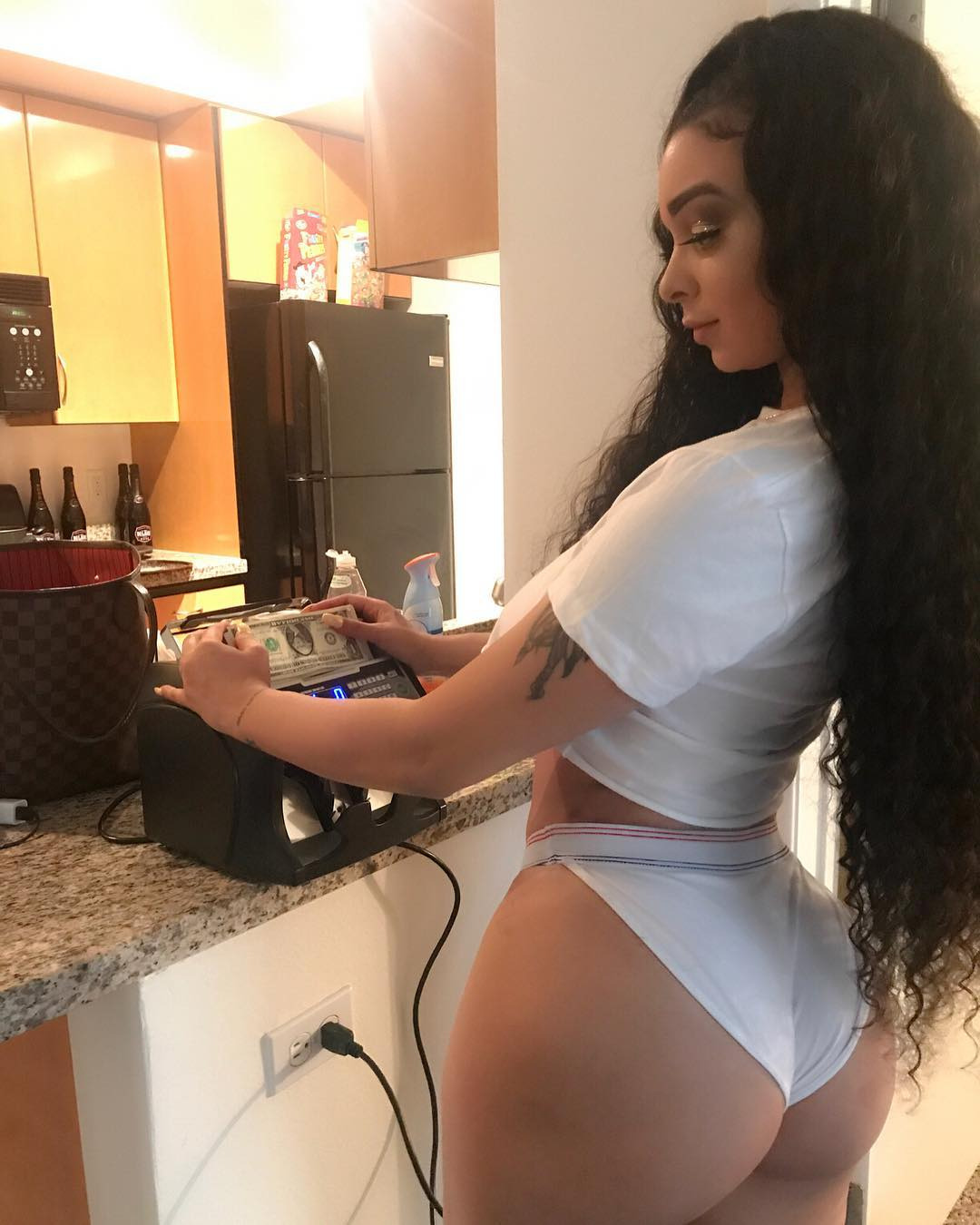 Counting Her Cash Porn Pic Eporner