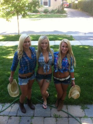 Off to the concert Porn Pic - EPORNER