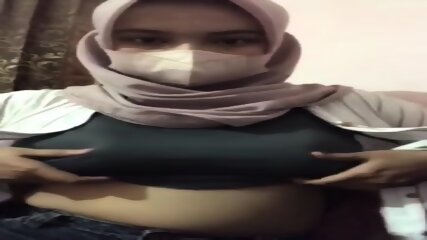 Zila Hijab Playing With His Tits - EPORNER